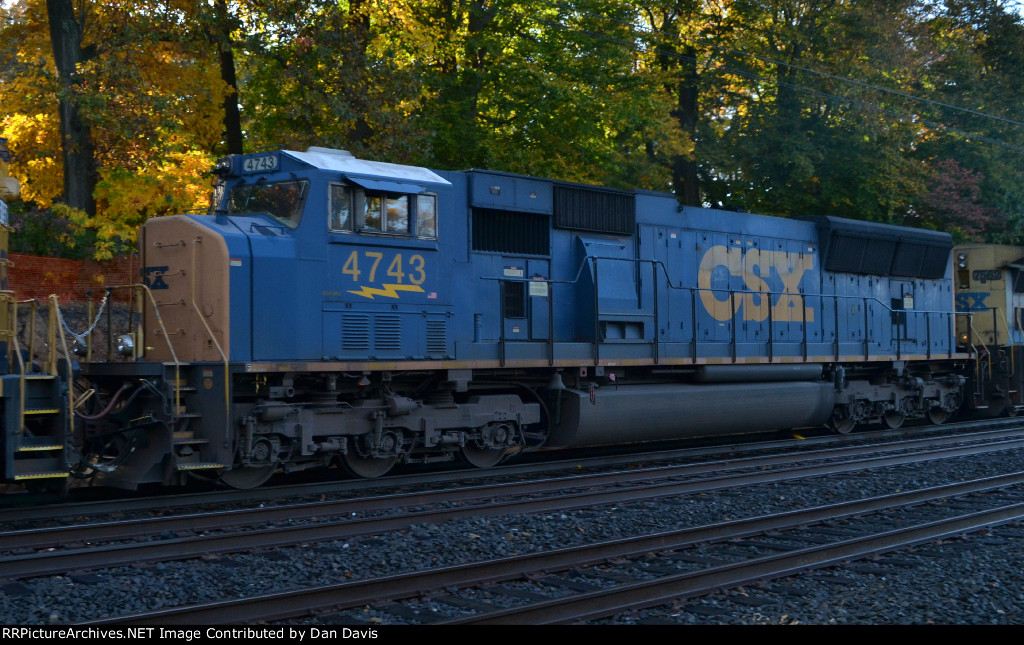 CSX SD70AC 4743 on Q410-17